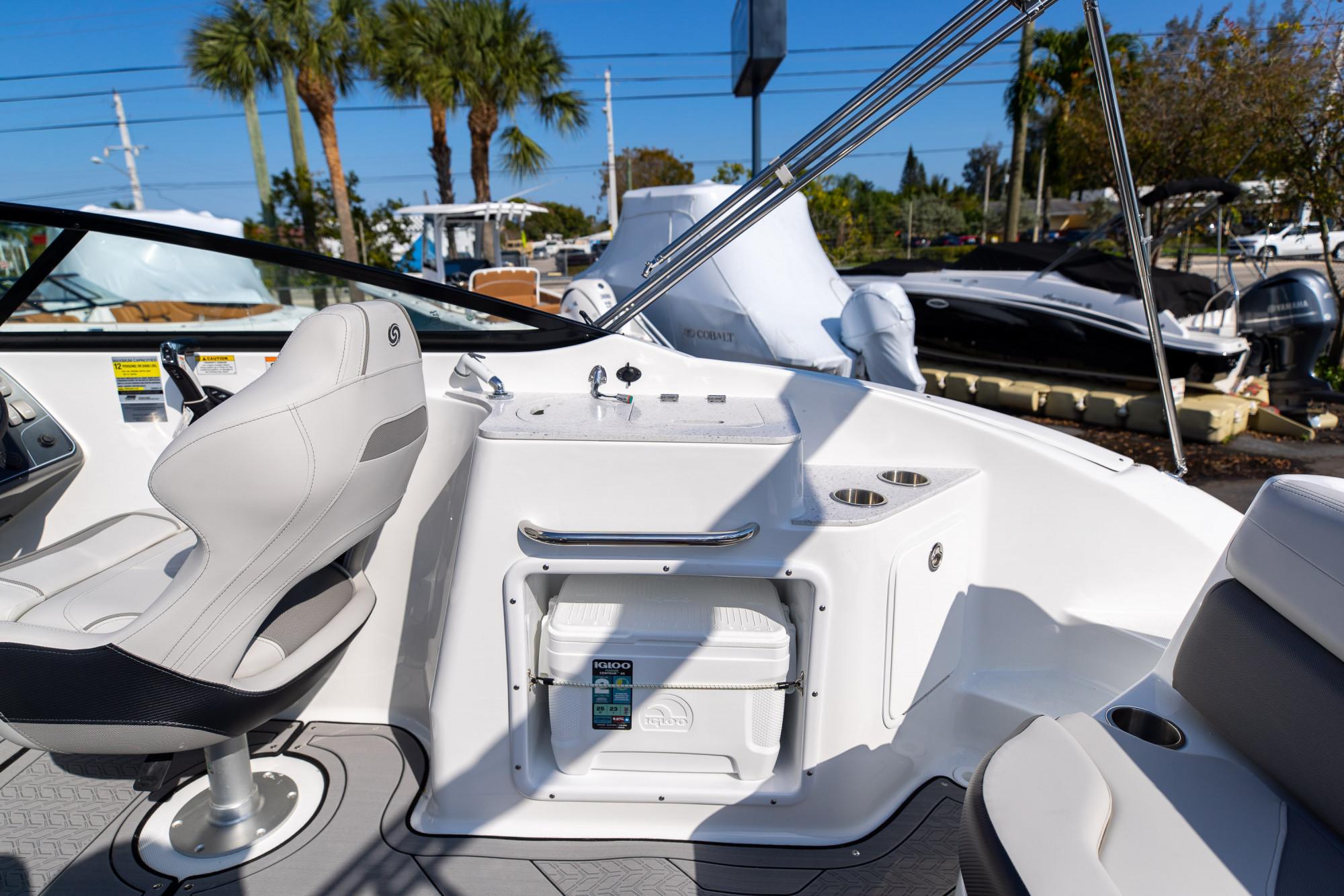 Hurricane SunDeck 2400 OB - Boats for Sale - Seamagazine