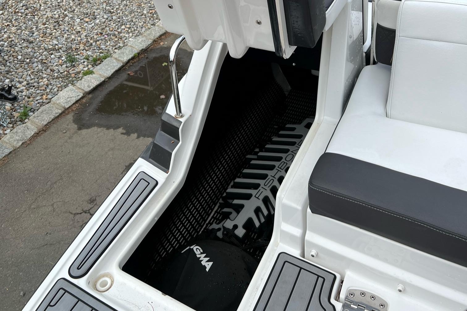 Monterey M65 - Boats for Sale - Seamagazine