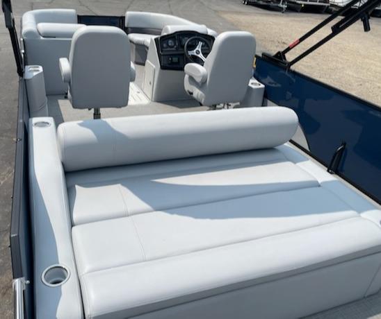 Bentley Pontoons Legacy 223 Swingback - Boats for Sale - Seamagazine