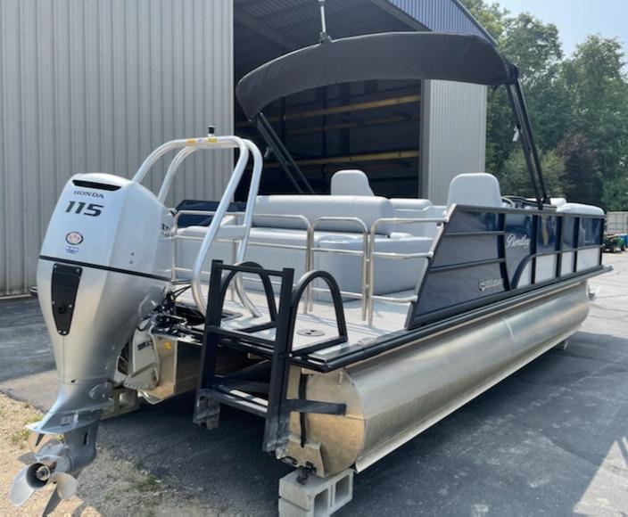 Bentley Pontoons Legacy 223 Swingback - Boats for Sale - Seamagazine