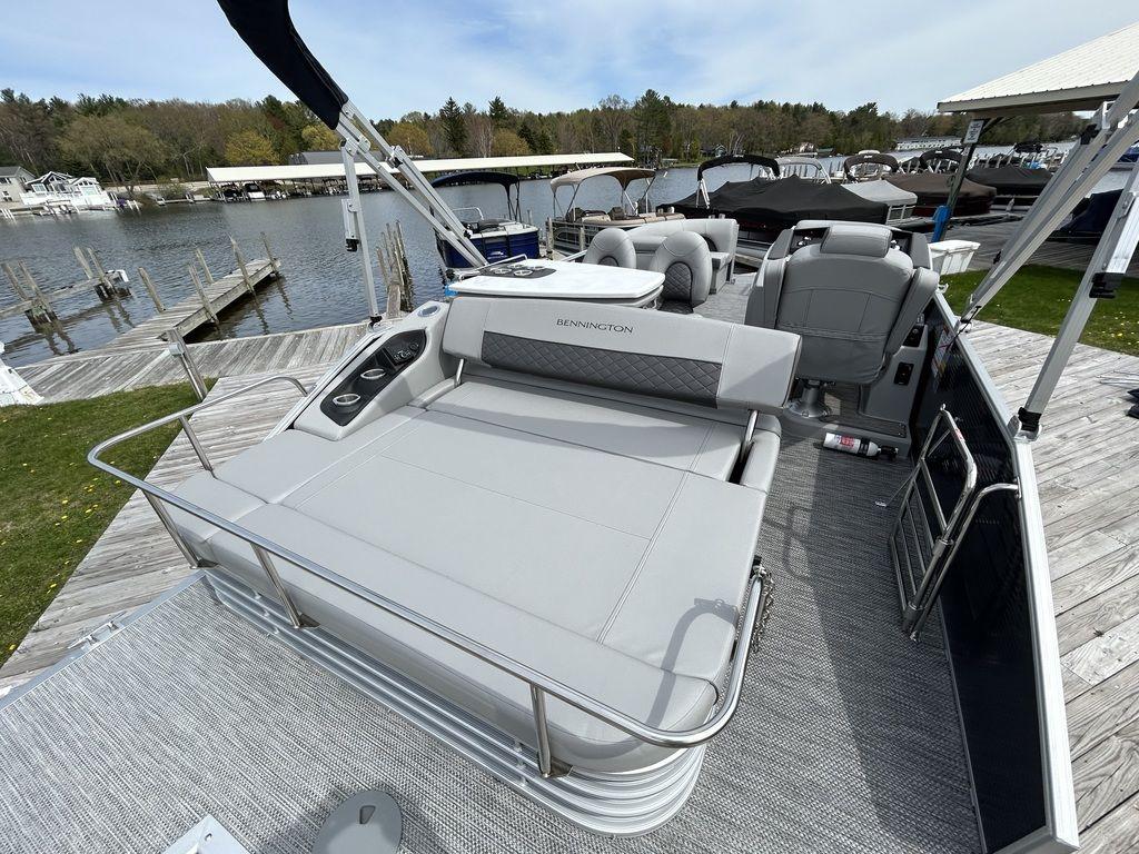 Bennington 22 LSB Dinette - Boats for Sale - Seamagazine