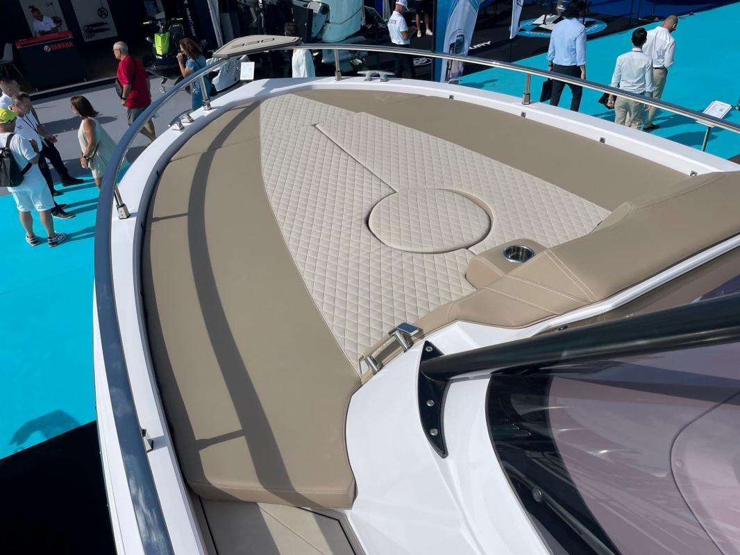 Ranieri NEXT 330 LX - Boats for Sale - Seamagazine