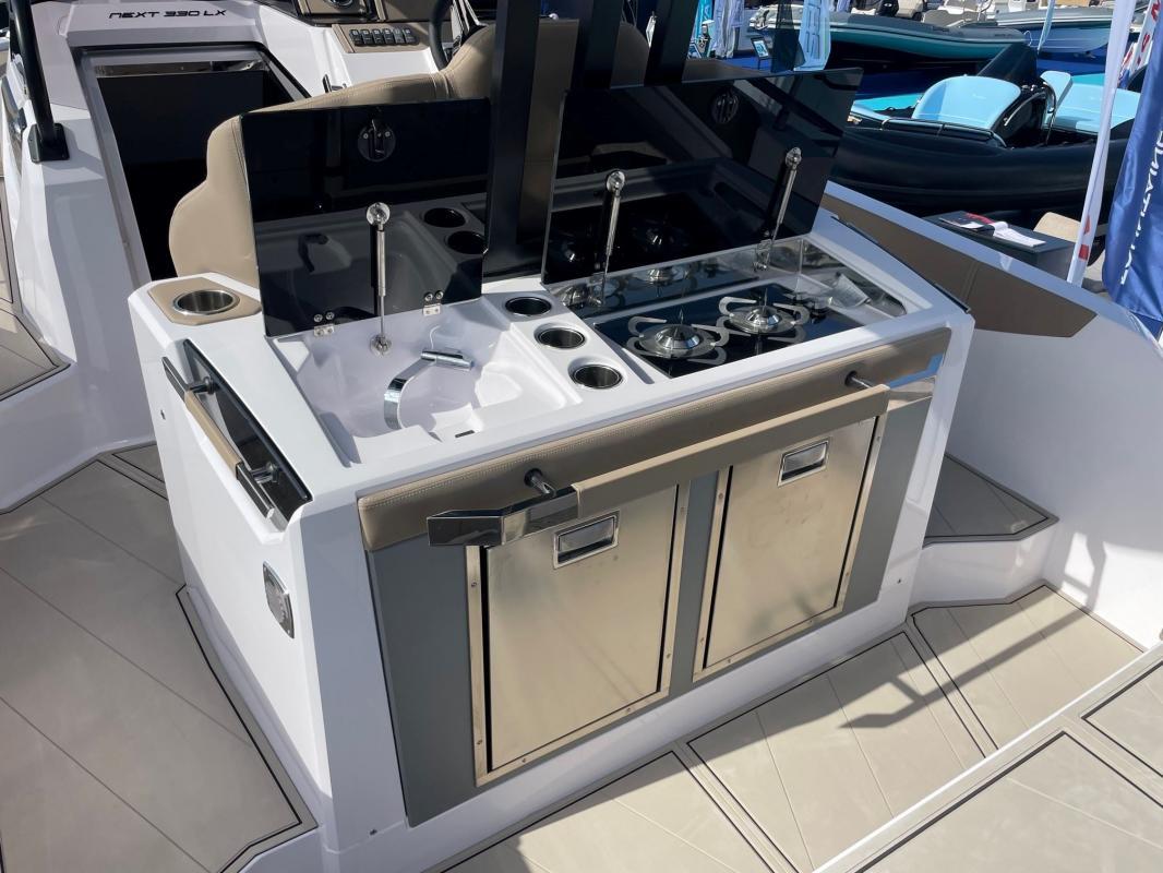 Ranieri NEXT 330 LX - Boats for Sale - Seamagazine