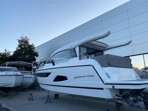Sealine C390 - Boats for Sale - Seamagazine