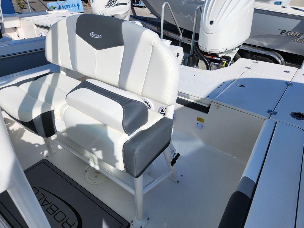 Robalo 246 Cayman - Boats for Sale - Seamagazine