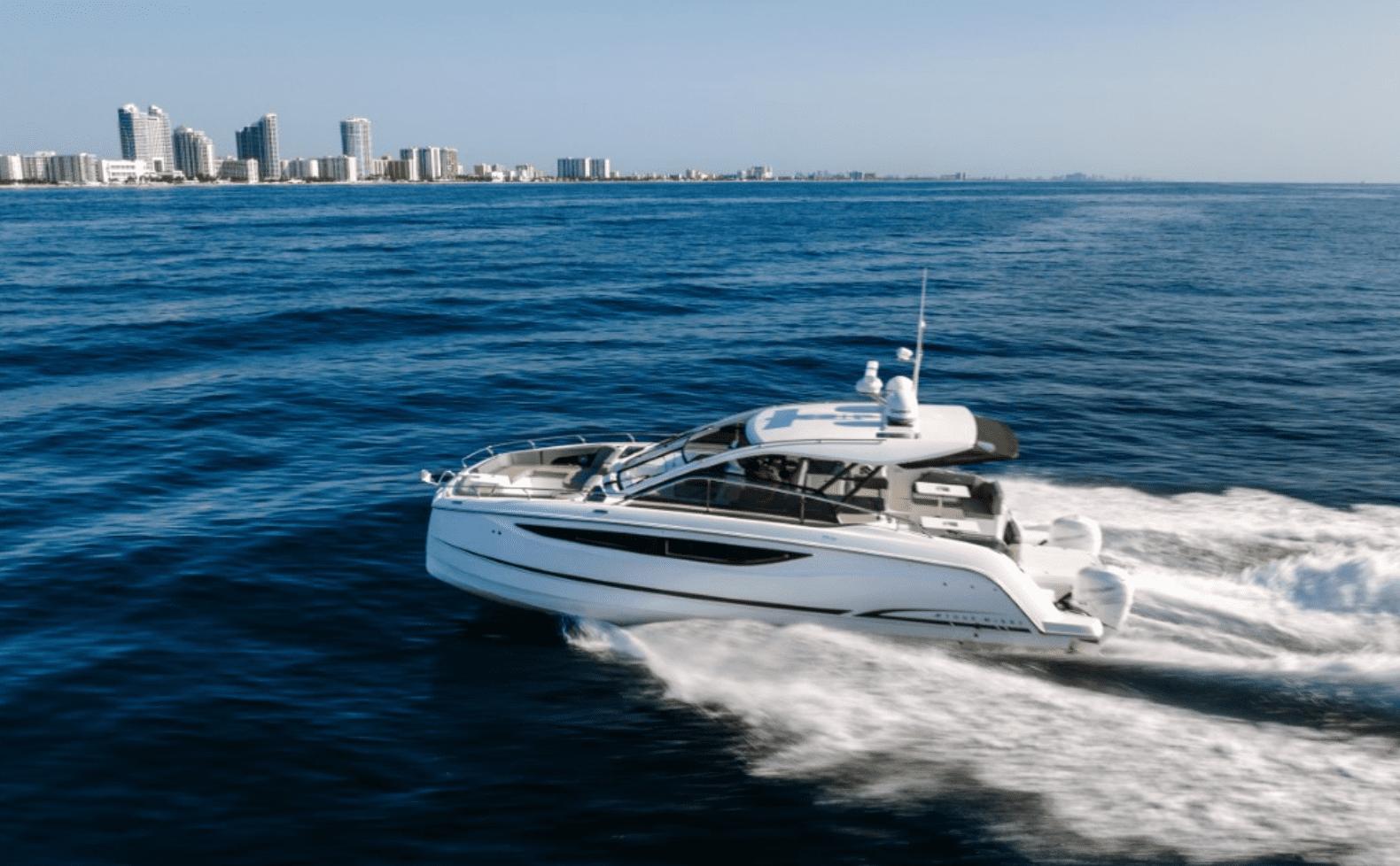 Four Winns TH36 - Boats for Sale - Seamagazine