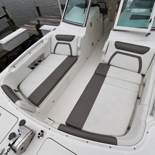 World Cat 320 DC - Boats for Sale - Seamagazine