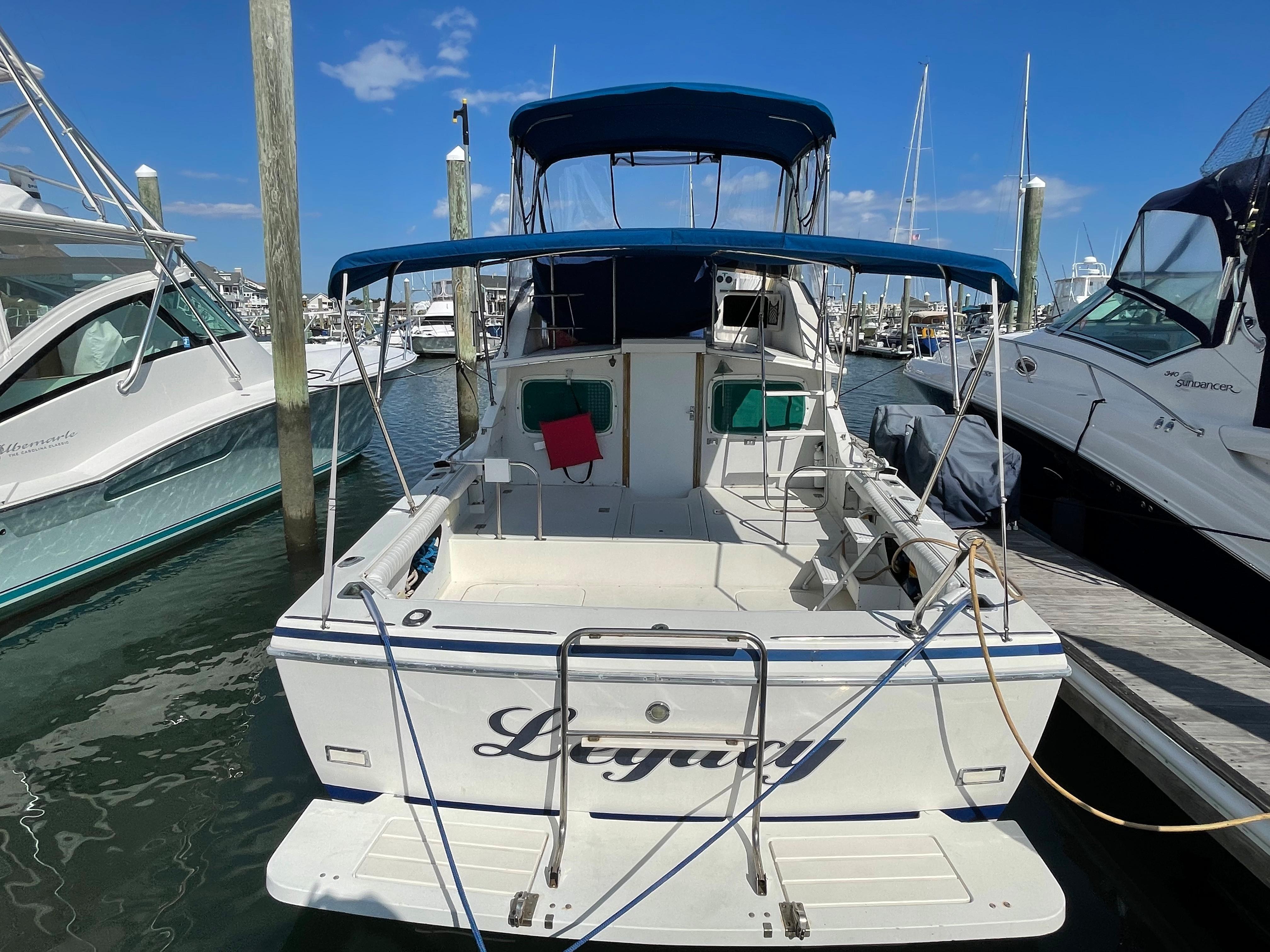 Bertram 28 Flybridge CRUISER - Boats for Sale - Seamagazine
