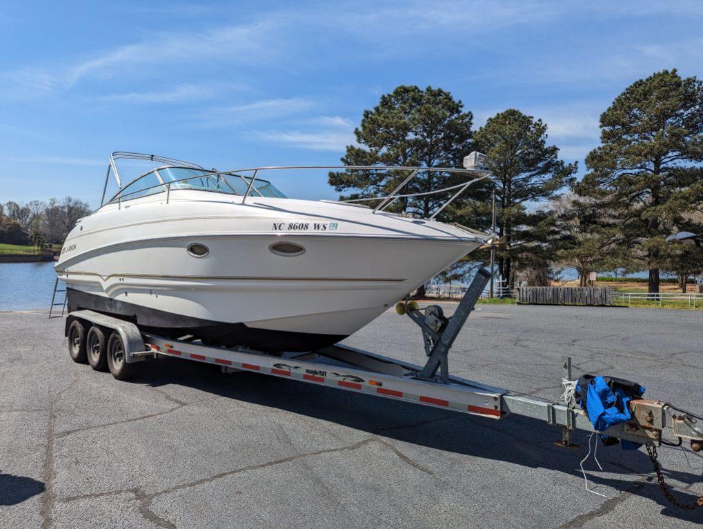 Larson Cabrio 274 Mid Cabin - Boats for Sale - Seamagazine