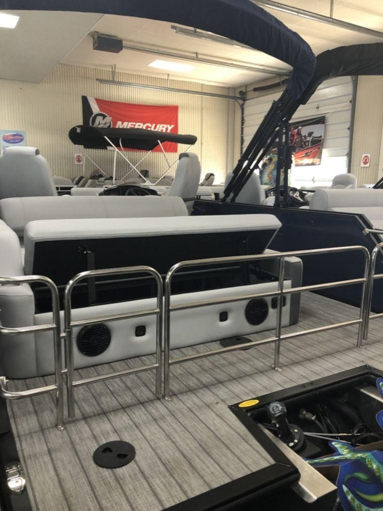 Bentley Pontoons Elite 220 Swingback-Dual Captain - Boats for Sale ...