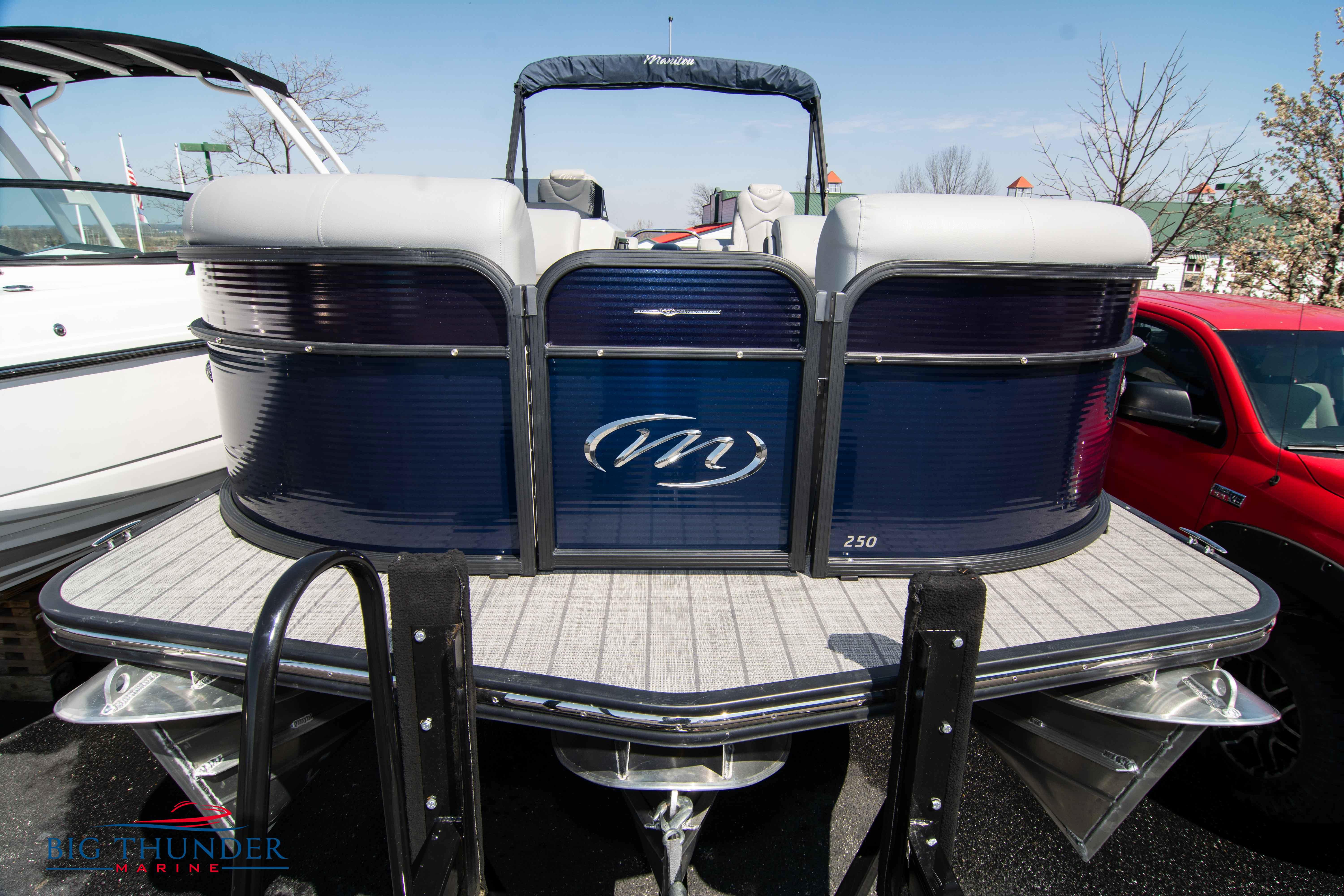 Manitou 25 OASIS RF SHP - Boats for Sale - Seamagazine